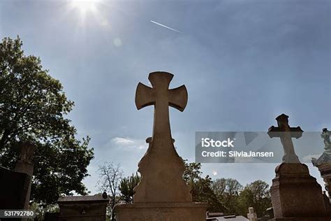 스톤 교차 에 공동묘지 방문하기 펠 레 라셰즈 파리 프랑스 0명에 대한 스톡 사진 및 기타 이미지 0명 Lypsefra16