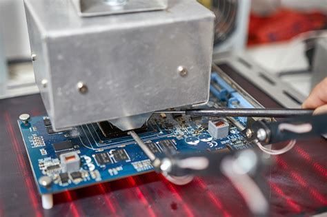 마더 보드를 수리 할 때 칩은 납땜되지 않습니다 컴퓨터의 수리 및 유지 보수 0명에 대한 스톡 사진 및 기타 이미지 0명