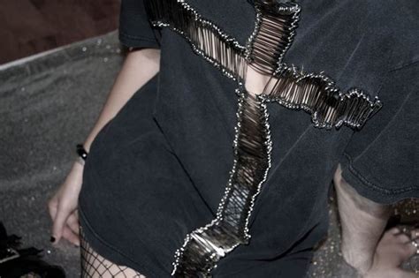 24 Safety Pin Fashion Diys That Rock In 2025 Safety Pins Fashion Diy