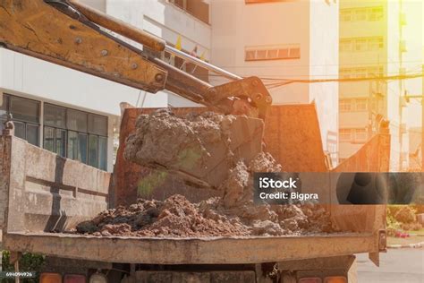 굴 삭 기 또는 토양 진흙 트럭 몸으로 일몰 빛 톤 작업 및 모션 토양 진흙 건설 기계류에 대한 스톡 사진 및 기타 이미지 건설 기계류 건설 산업 건축자재 Istock