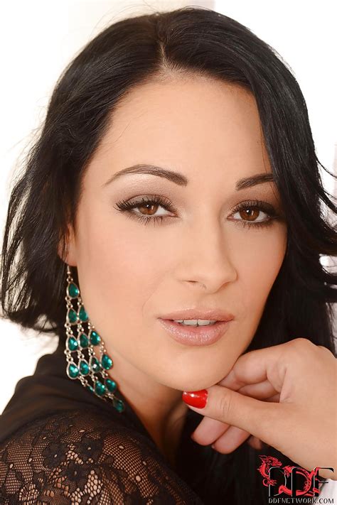 Cool European Milf Nicole Smith Eagerly Plays With Her Pink Coochie