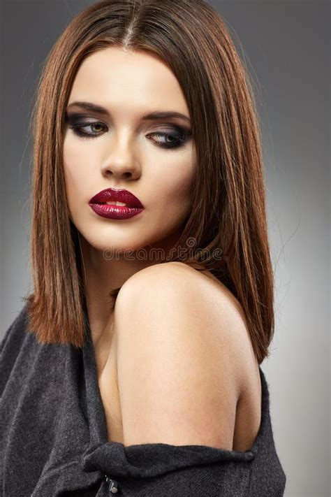 Portrait En Gros Plan D Une Belle Femme Sensuelle Image Stock Image Du Effectuez Long