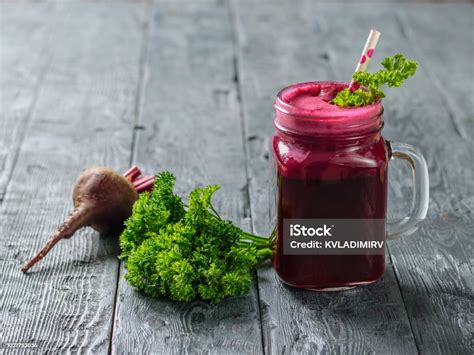 신선한 사탕 무 스무디 한 무 우와 검은 나무 테이블에 파 슬 리 식이 자연 식품의 개념입니다 채식 요리입니다 건강한 식생활에 대한 스톡 사진 및 기타 이미지 Istock