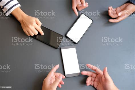 스마트 휴대 전화를 사용 하 여 논의 하는 비즈니스 사람들 Brand Name Online Messaging Platform에 대한 스톡 사진 및 기타 이미지 Brand