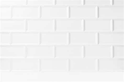 벽과 나무 바닥에 광택이 나는 세라믹 직사각형 타일이 있는 흰색 추상적인 현대 무대는 욕실 주방 직장 프레젠테이션 화장품 상품 디자인을 위한 모형으로 비어 있습니다 0명에