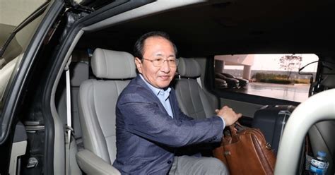 굳은 표정의 노회찬 원내대표