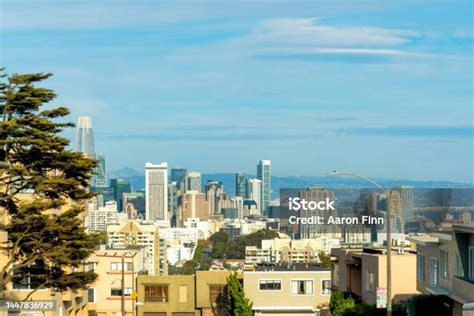 샌프란시스코 캘리포니아의 다운타운 도시에는 산과 푸른 하늘 배경이 있는 현대적인 주택과 건물이 줄지어 있습니다 0명에 대한 스톡 사진 및 기타 이미지 Istock