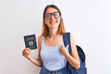 漂亮的红发女学生背着包高清图片下载 正版图片503711468 摄图网