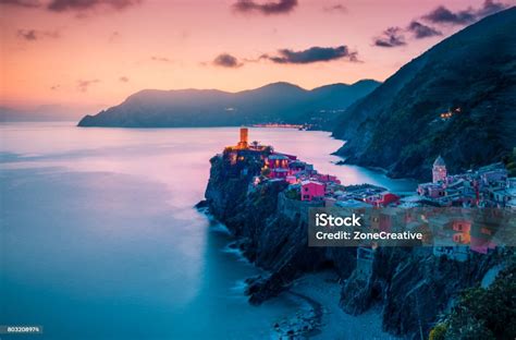 유명한 여행지 랜드마크 베르나 차 작은 지중해 오래 된 바다 항구 해안 및 도시 성 Cinque 테 르 국립 공원 리구리아