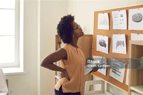 젊은 아프리카 계 미국인 여성 직원이 그래프와 차트를 들고 보드 근처에 서 있습니다 개발에 대한 스톡 사진 및 기타 이미지 개발 검은색 계획 Istock