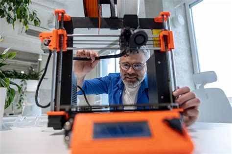 현대 3d 프린터 장비와 사무실에서 작업하는 사람 3차원 인쇄에 대한 스톡 사진 및 기타 이미지 3차원 인쇄 3차원 형태