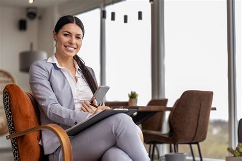 젊은 자신감 넘치는 미소 짓는 사업가 현대 사무실에서 일하는 성공적인 기업가 25 29세에 대한 스톡 사진 및 기타 이미지 25 29세 감독 기업가 Istock