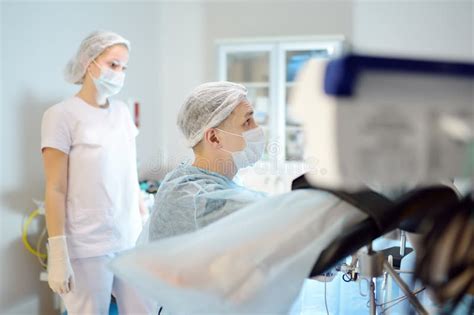 Paciente Ginec Logo En Silla Ginecol Gica El M Dico Realiza Un Procedimiento M Dico Invasivo En