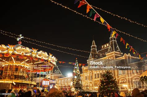 축제 크리스마스와 새해를위한 붉은 광장에 축하 조명과 장식 러시아 모스크바의 외관 Gum에 노란색 불빛을 비추고 있습니다 모스크바의 밤 도시 풍경 풍선껌에 대한 스톡 사진