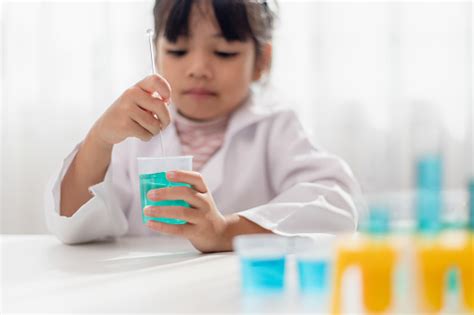 교육 과학 화학 및 어린이 개념 학교 실험실에서 실험을 만드는 시험관을 가진 어린이 또는 학생 12 13세에 대한 스톡 사진 및 기타 이미지 Istock