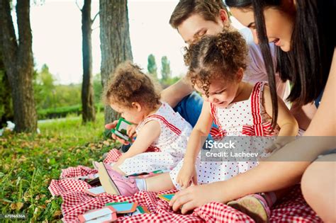 어린이 부모 잔디 공원에서 게임 개발을 재생 합니다 행복 한 가족입니다 가족에 대한 스톡 사진 및 기타 이미지 가족 교육 남자 Istock