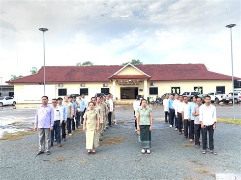 ក្រុមប្រឹក្សាស្រុក គណៈអភិបាលស្រុក មន្រ្តីរាជការសាលាស្រុកស្រែអំបិល បានរៀបចំគោរព ទង់ជាតិ