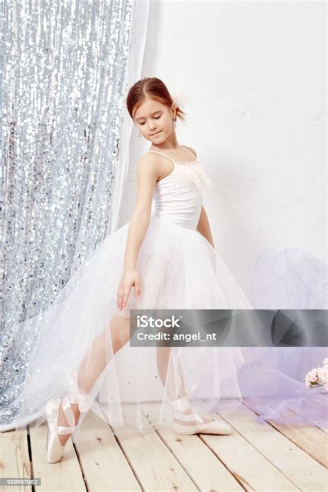 작은 프리마 발레 젊은 발레리 나 소녀 발레 성능을 위해 준비 중입니다 창문 가까이 아름 다운 빨간 머리 소녀 흰 공 가운에 포인트 젊은 극장 여배우 Theatrical