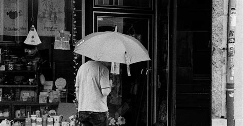 강우 거리 거리 사진 거리 장면 그랜드 에스트 기록한 것 난시 날씨 남자 낮 도시 도시 생활 도시 풍경 도시의 도시의 삶 보도 보도 장면