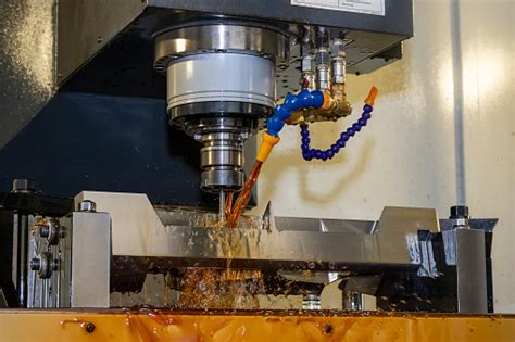 오일 냉각수 방법으로 금형 부품을 절단하는 Cnc 밀링 기계 Cnc 장치에 대한 스톡 사진 및 기타 이미지 Cnc 장치 Cutting Fluid 강철 Istock