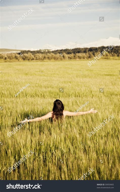 Junge unerkennbare Mädchen nackt auf der Stockfoto Shutterstock