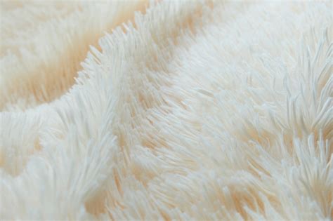 흰색 배경에 봉제 직물 주름의 섬세한 부드러운 배경 공간을 복사합니다 플랫 레이 라일락 색상의 인조 모피 의 직물에 느슨한 주름 따뜻한 겨울 옷의 세부 사항 0명에 대한