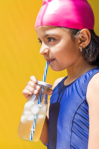 Niña Linda En Traje De Baño Tomando El Sol Mientras Toma Una Limonada