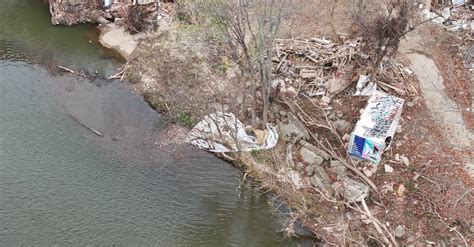 강 강둑 강변 경치 경치가 좋은 공중 구조 그래피티 그림 같은 나머지 낙서 도시의 도시화 둑 머리 위로 물 버려진 보기 흉한 뿔뿔이 흩어진