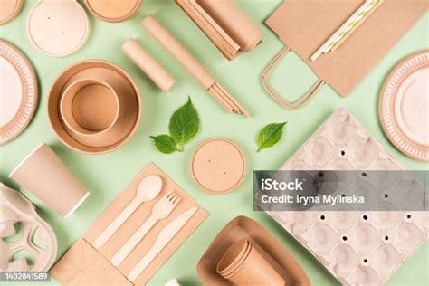 플랫은 에코 식기 종이 도구 및 연한 녹색 배경 위에 놓인 나무 대나무 칼 붙이로 누워 있습니다 지속 가능한 식품 포장 개념 배경 주제에 대한 스톡 사진 및 기타 이미지