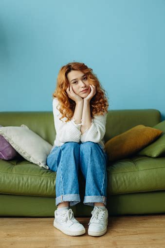 Potret Seorang Wanita Muda Berambut Merah Yang Cantik Dan Tenang Duduk