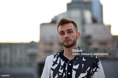 흰색과 검은 색 양복을 입은 잘 생긴 남자와 슬프고 시끄러운 표정 세련된 양복과 매혹적인 외모로 그루터기와 모델 헤어 스타일을 가진 남자 25 29세에 대한 스톡 사진 및