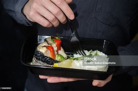 마이크로 그린과 구운 고등어와 크림 리조또를 먹는 남자 건강 한 음식과 다이어트 개념 레스토랑 요리 배달 피트니스 식사를 이용하십시오 상자에 체중 감소 영양 갈색에 대한