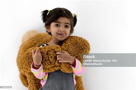 거대한 테디 베어와 행복 미소와 소녀 아이 쾌활한 스튜디오 초상화 개념 흰색 배경과 귀여운 얼굴 표정과 가장 친한 친구 개념 2 3 살에 대한 스톡 사진 및 기타 이미지