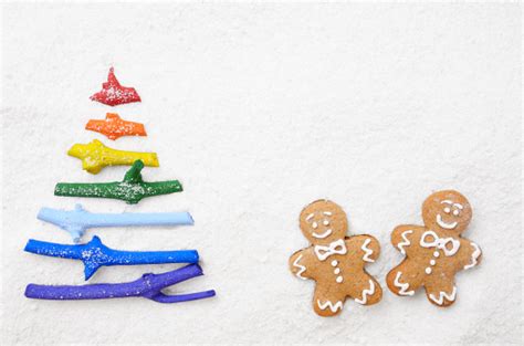 눈 배경에 무지개 색상과 진저 브레드 쿠키로 그린 작은 나뭇 가지로 만든 플랫 누워 양식에 일치시키는 크리스마스 트리 텍스트를 위한 공간 Lgbtqia 문화에 대한 스톡