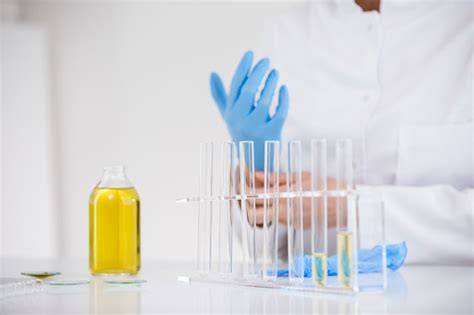 마리화나 공장에서 추출한 Cbd 오일을 사용 하는 실험실에서 여성 과학자 그녀는 실험을 위해 파란 장갑을 끼고 있다 의료 대마초에서 의료 약국 Cbd 오일에 대한 스톡 사진