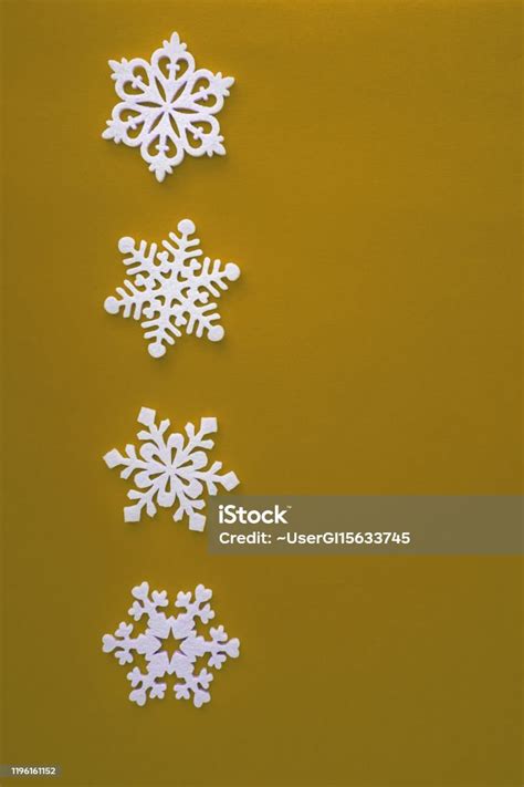 크리스마스 휴일 구성 텍스트에 대한 복사 공간이 노란색 배경에 상단보기 흰색 눈송이 장식 플랫 레이 겨울 엽서 템플릿 0명에 대한 스톡 사진 및 기타 이미지 Istock