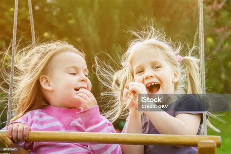 두 명의 귀여운 작은 소녀 재미 스윙에 아름 다운 여름 정원 주변 인물 소프트 포커스에서 함께 귀여운에 대한 스톡 사진 및 기타 이미지 Istock