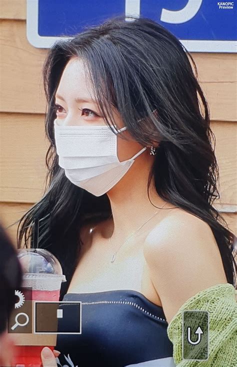 Netizens Comment On How Even The Mask Cant Hide Itzys Yuna Stunning Visuals Trends All The
