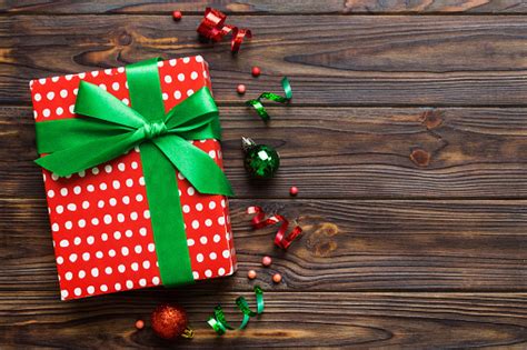 탑 뷰 플랫은 크리스마스 장식과 선물 상자를 복사 공간이있는 컬러 배경에 놓습니다 크리스마스 또는 새해 복 많이 받으세요 작곡 구에 대한 스톡 사진 및 기타 이미지 Istock