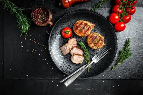 구운 쇠고기 스테이크 필레 미뇽 쇠고기 안심 스테이크는 베이컨을 향신료로 덮었다 긴 배너 형식입니다 맨 위 보기 필레 미뇽에 대한 스톡 사진 및 기타 이미지 Istock