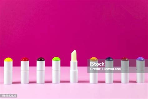 여러 가지 빛깔의 배경에 립밤 의 행 다양한 밤 맛은 튜브 커버에 다른 색상으로 표시됩니다 립 스킨 케어 화장품 텍스트를 위한 공간 0명에 대한 스톡 사진 및 기타 이미지