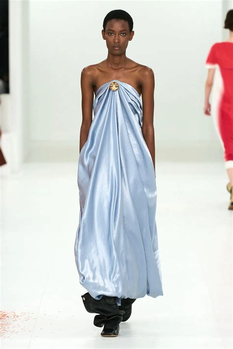 이슈 유머 간만에 인간이 입을만한 로에베 가을 신상