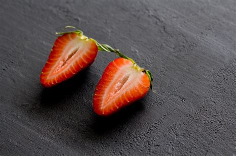 두 개의 반 딸기 검은 어두운 콘크리트 배경에 빨간색 아름다운 딸기클로즈업 잘라 맨 위 보기 텍스트의 공간 복사 과일 에로티카 0명에 대한 스톡 사진 및 기타 이미지