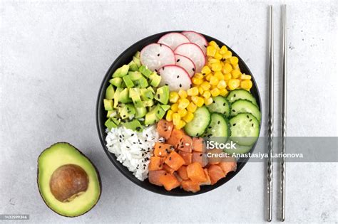 회색 배경에 연어 쌀 오이 옥수수 무 아보카도가 있는 찌르기 그릇 균형 잡힌 다이어트 식품 고품질 사진 0명에 대한 스톡 사진 및 기타 이미지 Istock