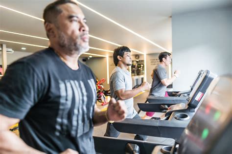 현대 체육관에서 디딜 방 아에서 실행 하는 세 아시아 남자 3 명에 대한 스톡 사진 및 기타 이미지 3 명 강사 건강한 생활방식 Istock