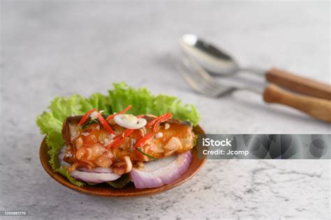매운 소스를 곁들인 매콤한 통조림 정어리 샐러드를 나무 그릇에 담는 식욕을 돋우는 건강한 생활방식에 대한 스톡 사진 및 기타 이미지 건강한 생활방식 건강한 식생활