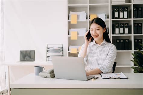 행복한 아시아 비즈니스 우먼은 사무실에서 스마트폰 태블릿 노트북으로 이야기하는 기쁨을 느낀다 20 24세에 대한 스톡 사진 및 기타 이미지 Istock