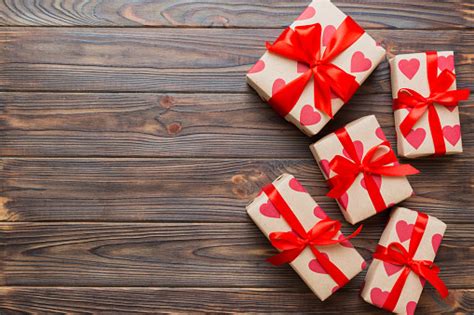 발렌타인 데이 장식 선물 상자의 상위 뷰 사진은 컬러 배경에 빨간 리본 활을 가지고 있습니다 상단 전망이 있는 휴일 선물 상자 0명에 대한 스톡 사진 및 기타 이미지