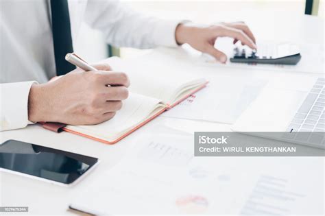 현대 사무실의 그의 노트북 및 계산기를 사용 하 여 투자 차트 분석 사업 비즈니스 및 사무실 개념 개념에 대한 스톡 사진 및 기타 이미지 Istock