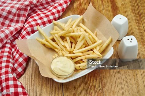 나무 배경에 회색 접시에 공예 종이에 감자 튀김 미국 전통 패스트 푸드 길거리 음식 가공육에 대한 스톡 사진 및 기타 이미지 가공육 감자 요리 건강에 좋지 않은 음식